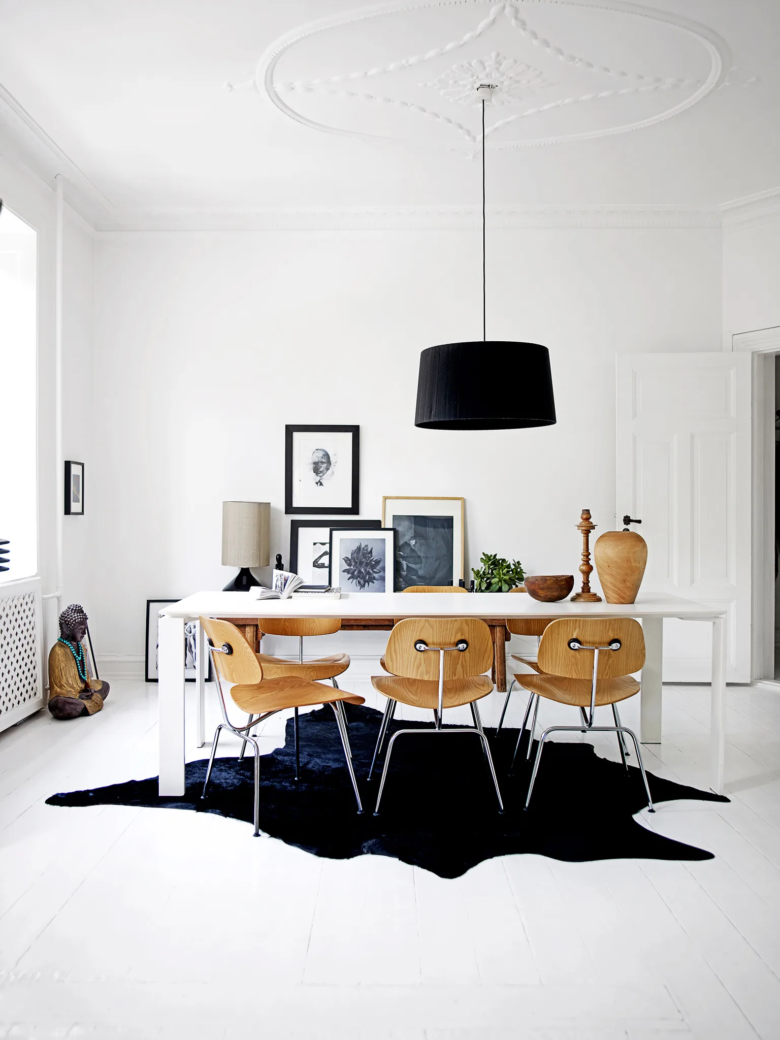 Apartment Tour: Decorating With Black & White