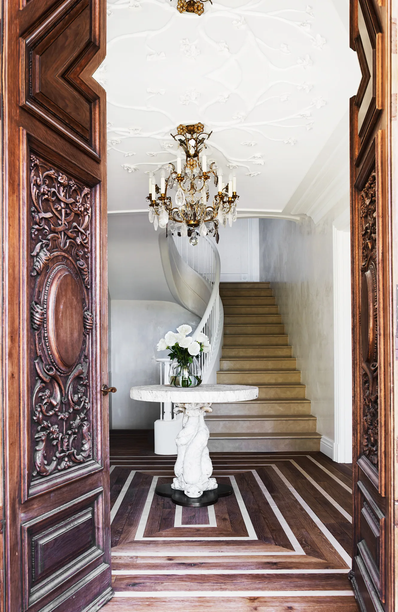 A glamorous Italianate mansion with harbour views