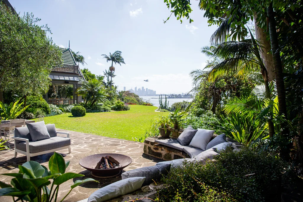 A Sydney Harbourside Garden by Daniel Baffsky