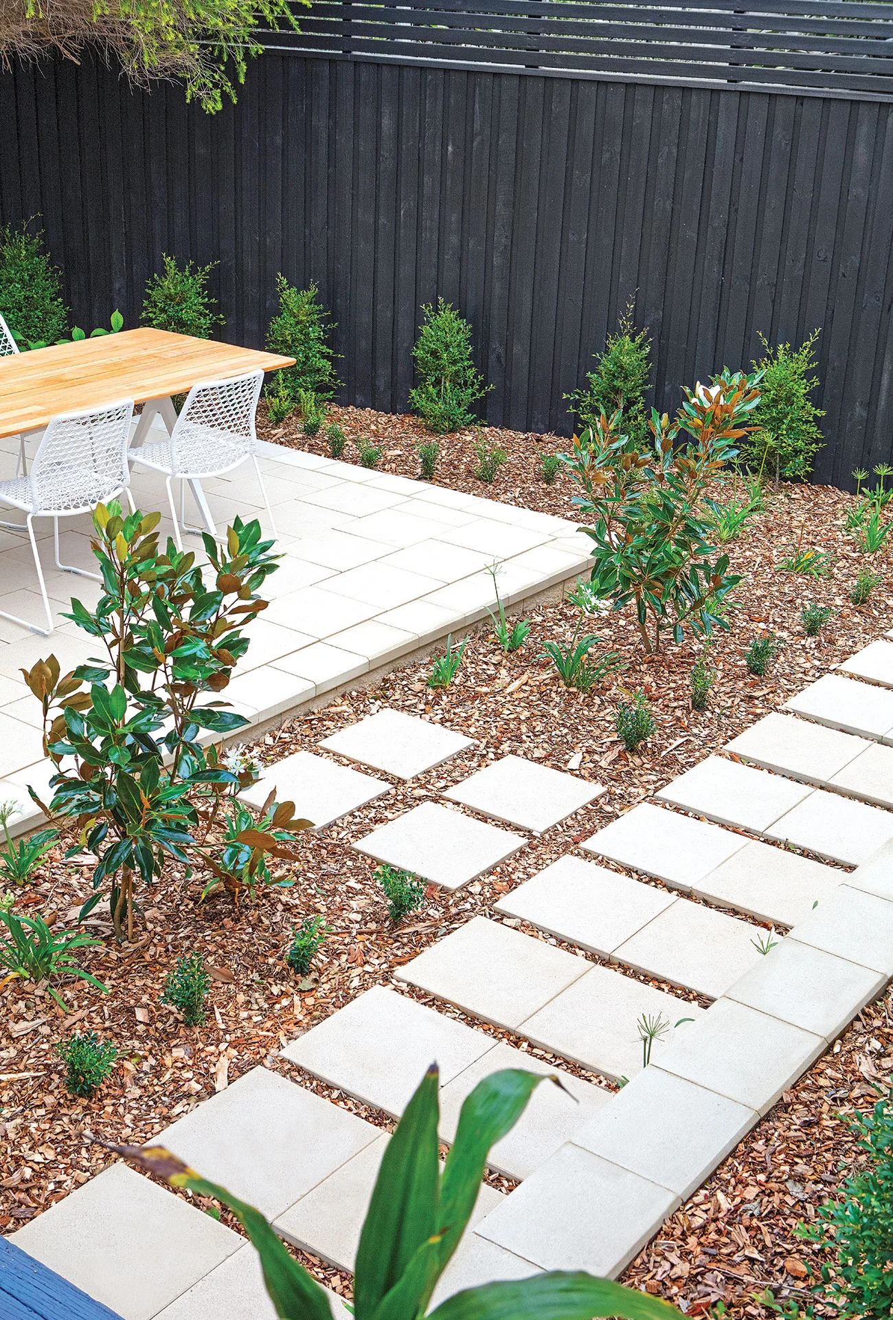 How to create a Hamptons style backyard