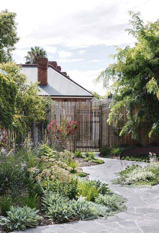 A clever garden path design brought this space together
