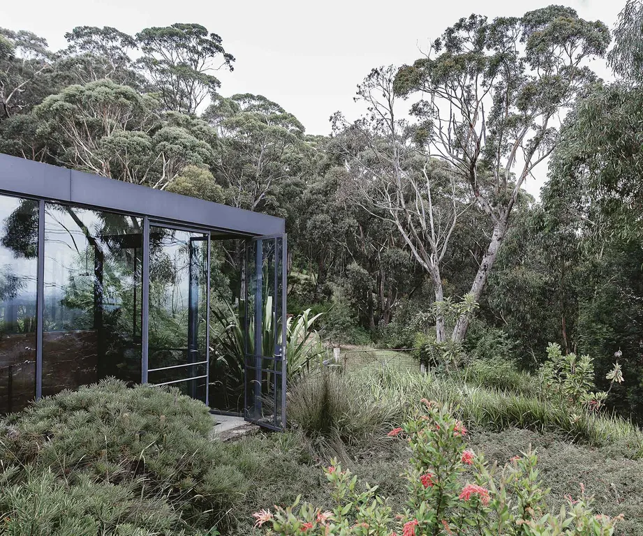 A modern Australian bush home in Mount Tomah, NSW