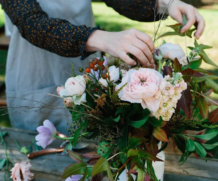 How to make a Mother's Day posy with seasonal flowers
