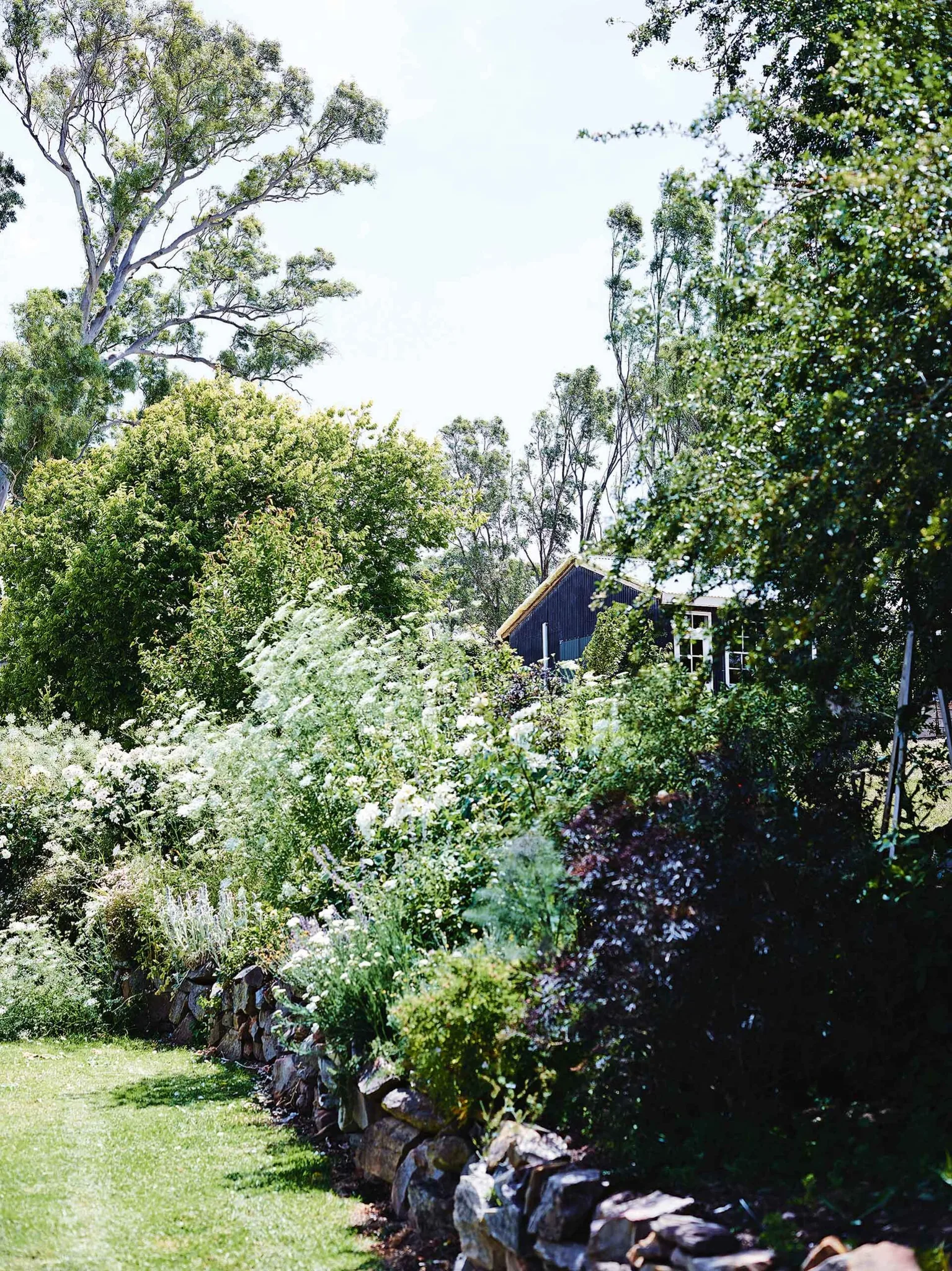 14 Beautiful Cottage Gardens That Are Full Of Charm | Country Style