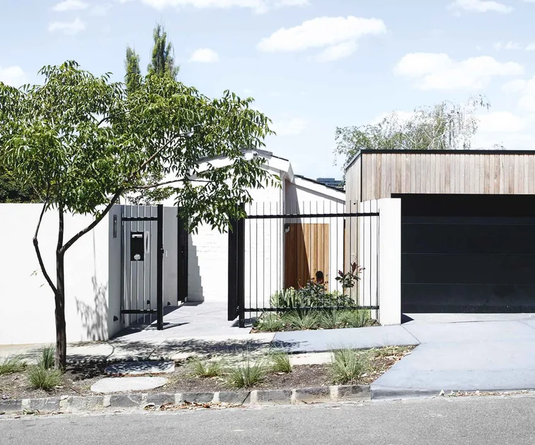 5 front fence ideas to inspire your home exterior