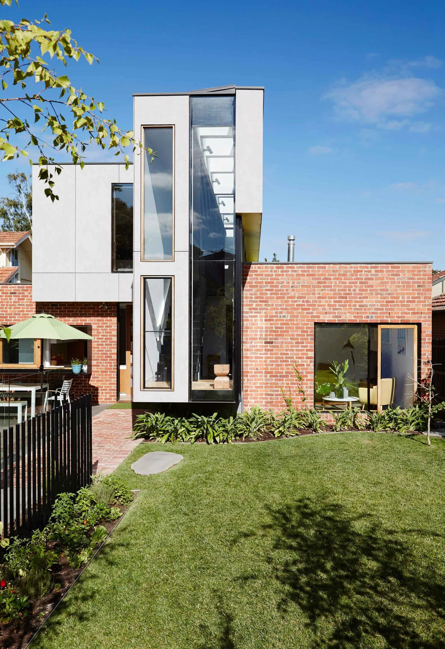 7 Top Tips For Weeding Your Garden Like An Expert | Homes To Love