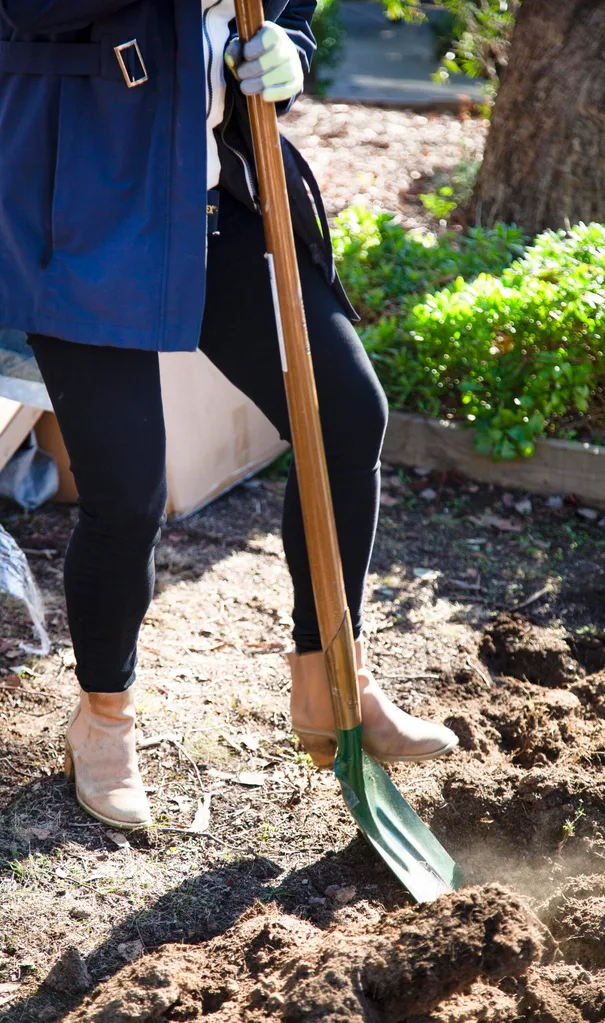 How to use a spade or shovel safely