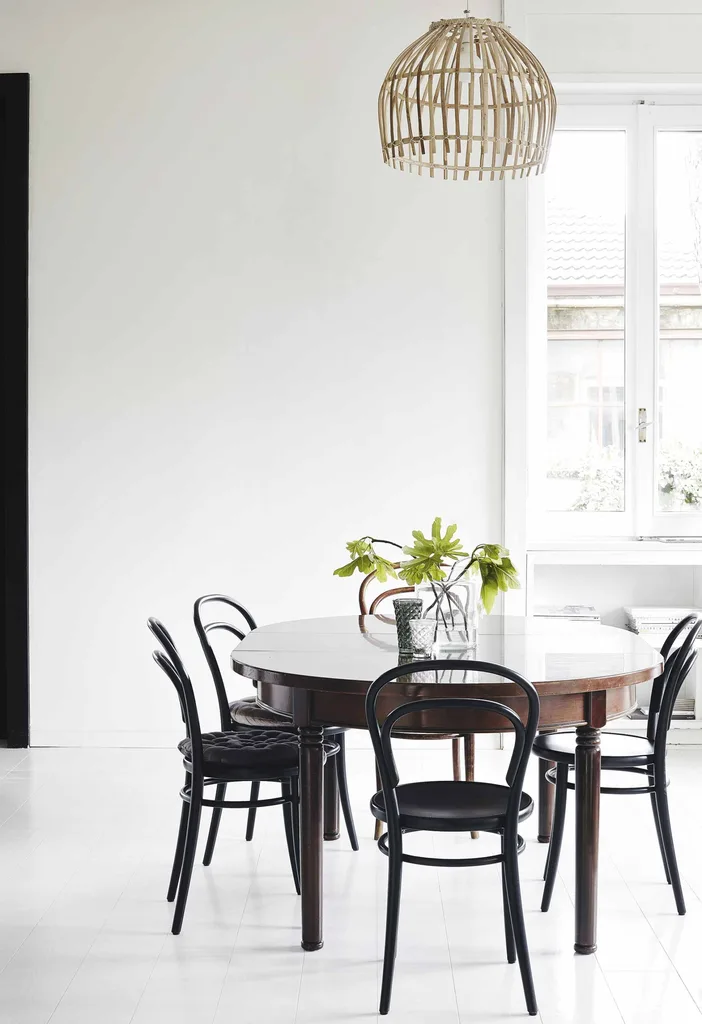 A Liberty Style house in Milan with an all-white palette