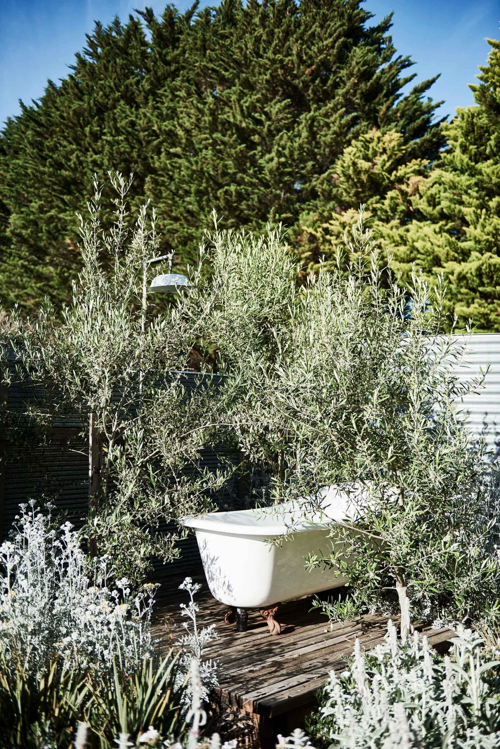 15 Stunning Outdoor Bath Ideas To Bathe Under The Stars