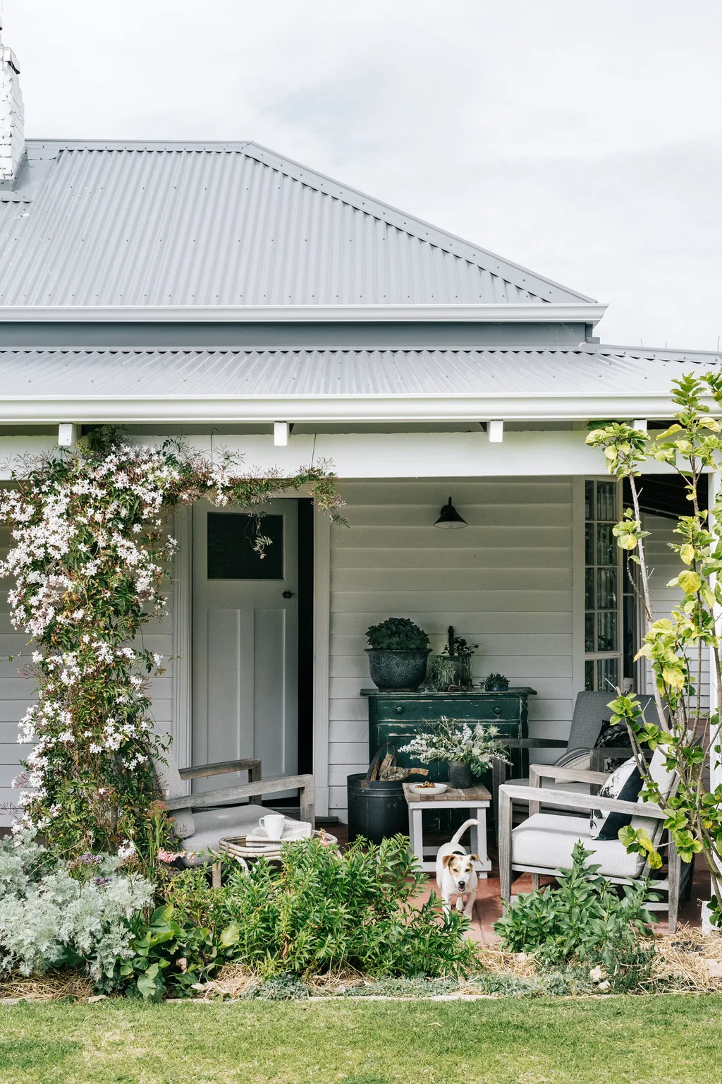27 Country Verandahs You'll Want To Relax On