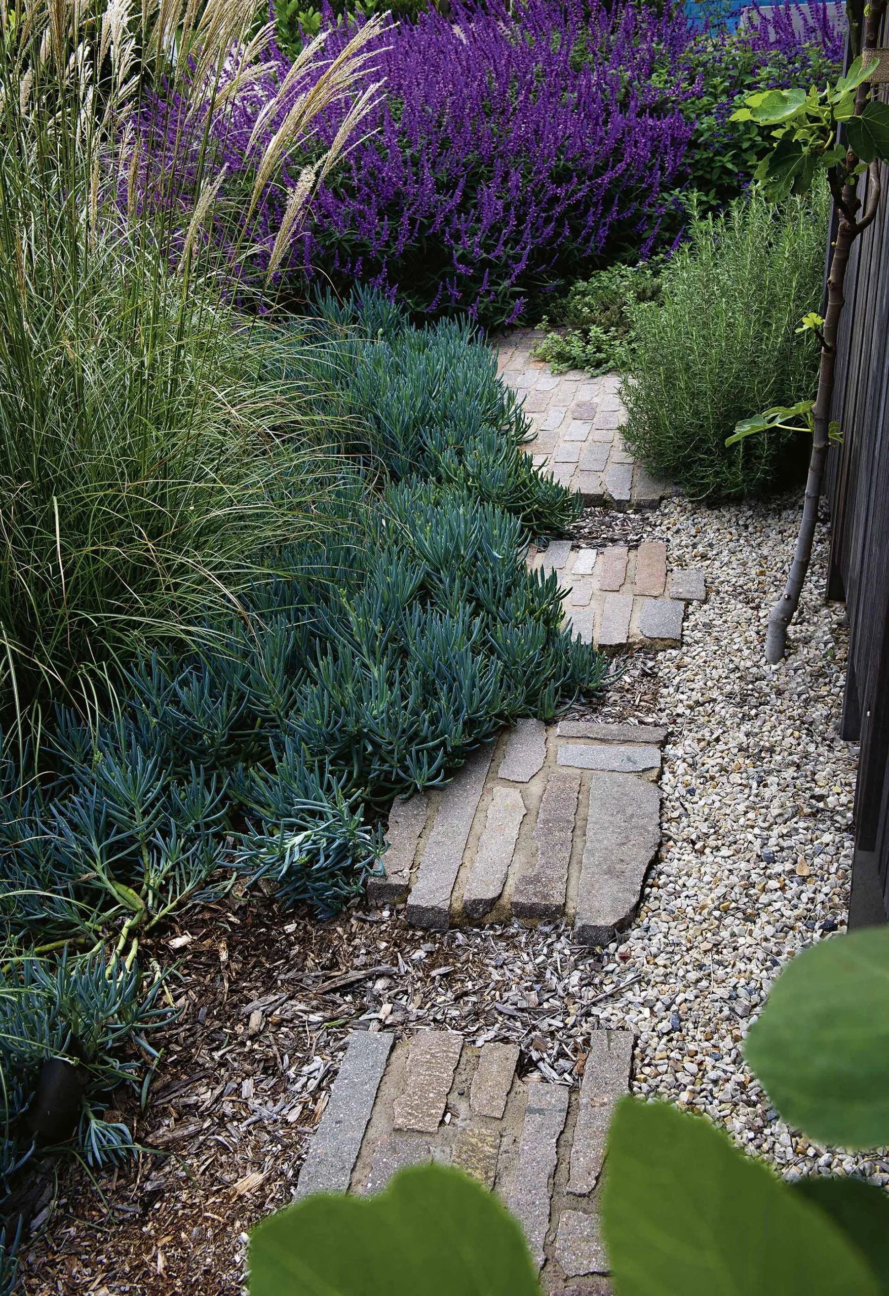 8 design ideas from a seaside garden in Copacabana