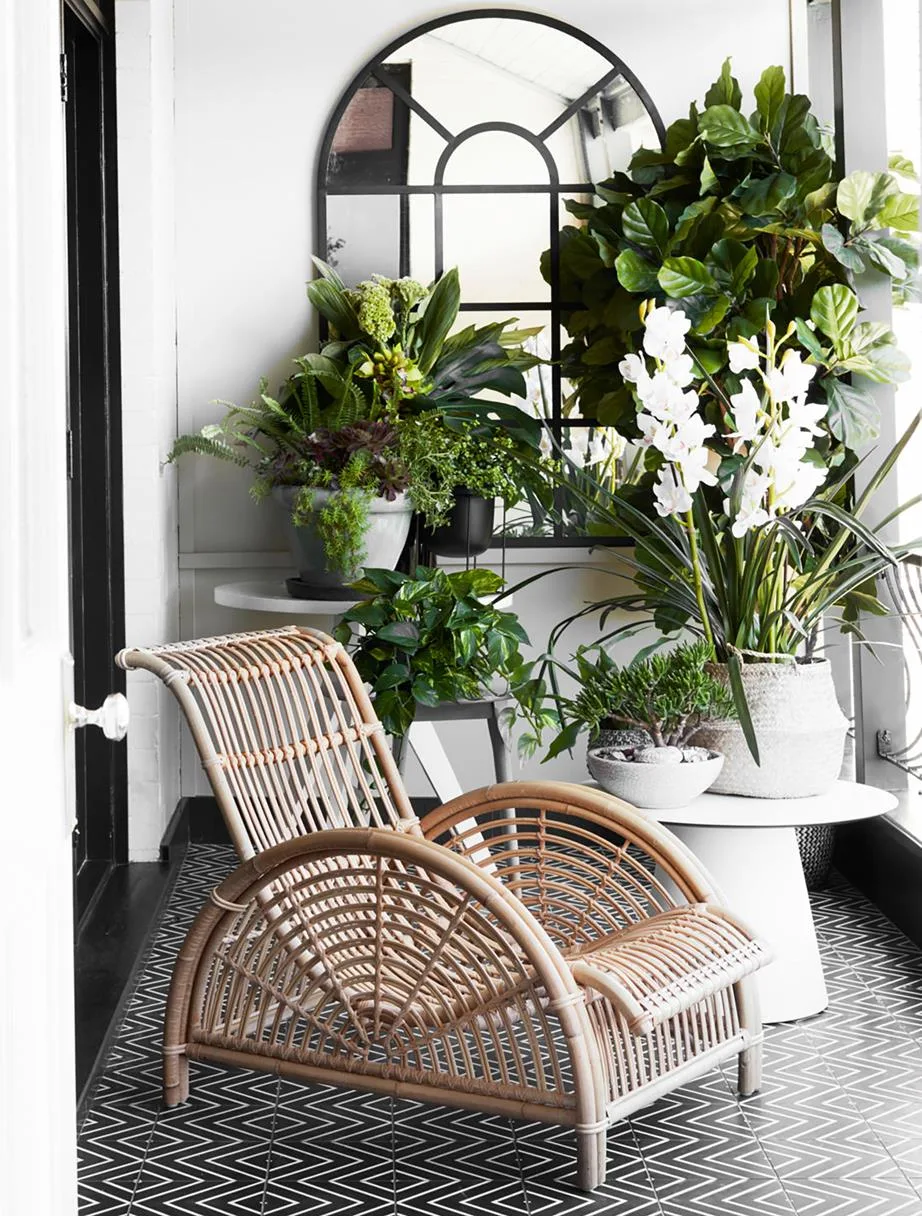 How to decorate a balcony or deck in full sun