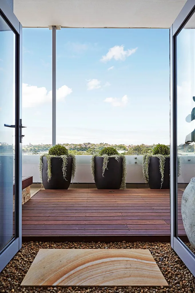 How to decorate a balcony or deck in full sun