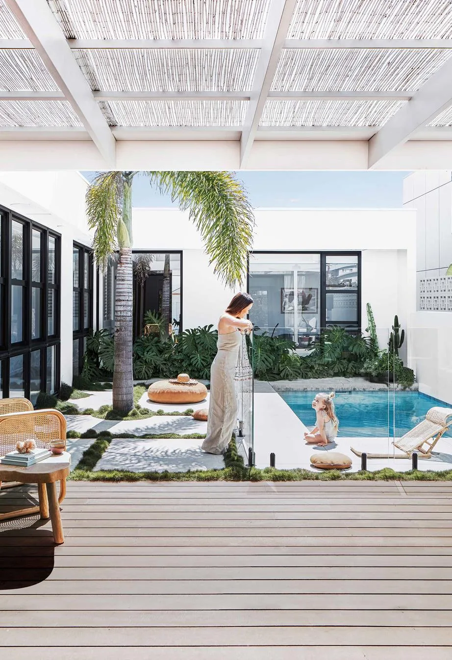 Swimming pool decks: 11 design ideas