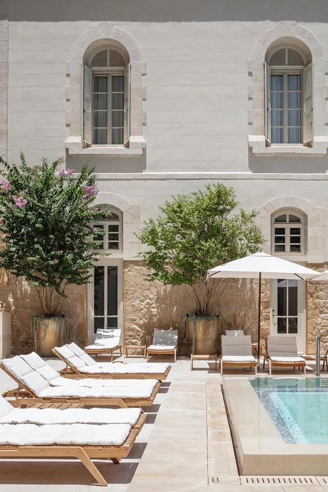 12 Inspiring Resort-Style Pools: Luxury and Relaxation