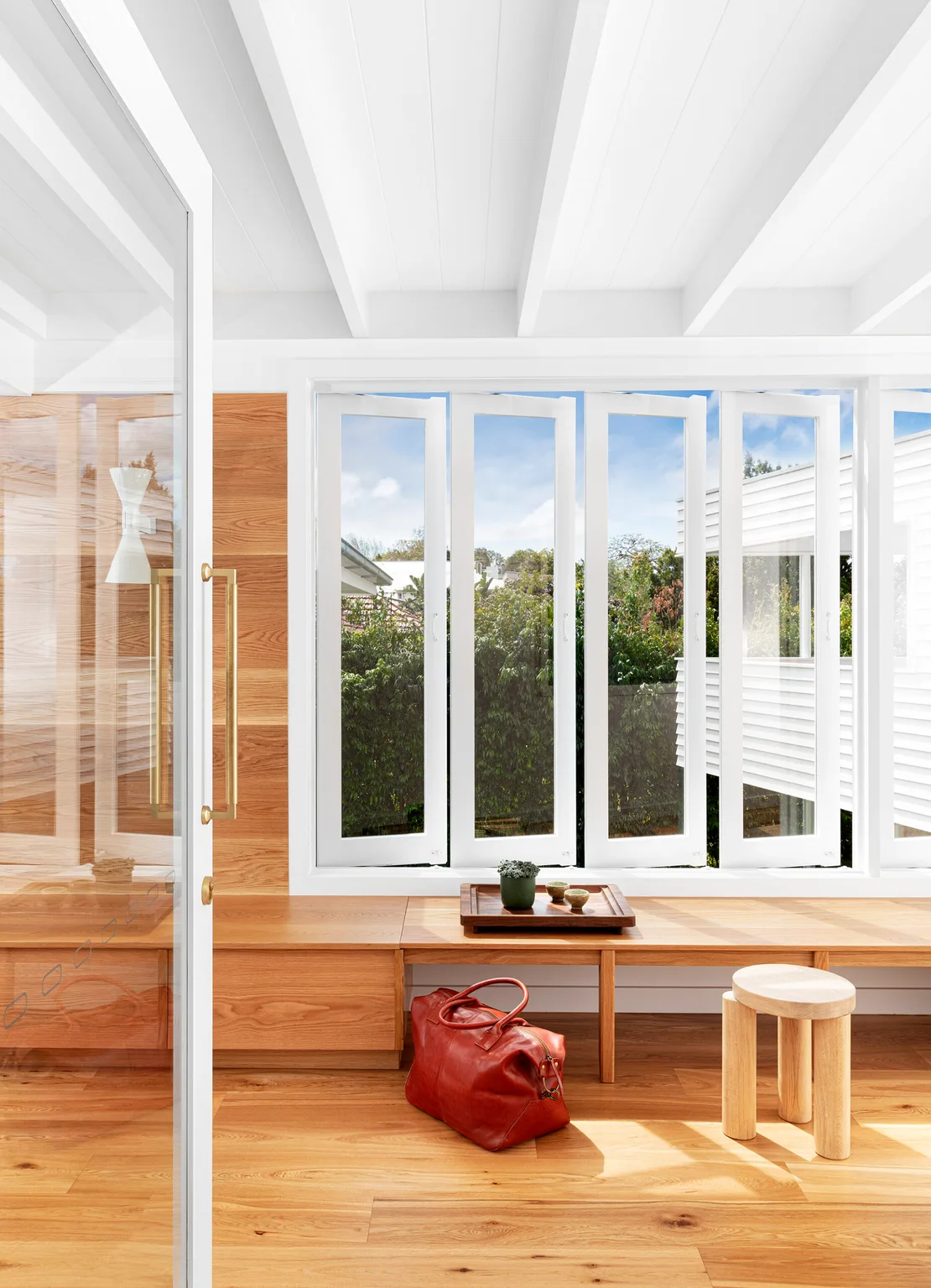 A renovated 1950s Queenslander with a luminous extension