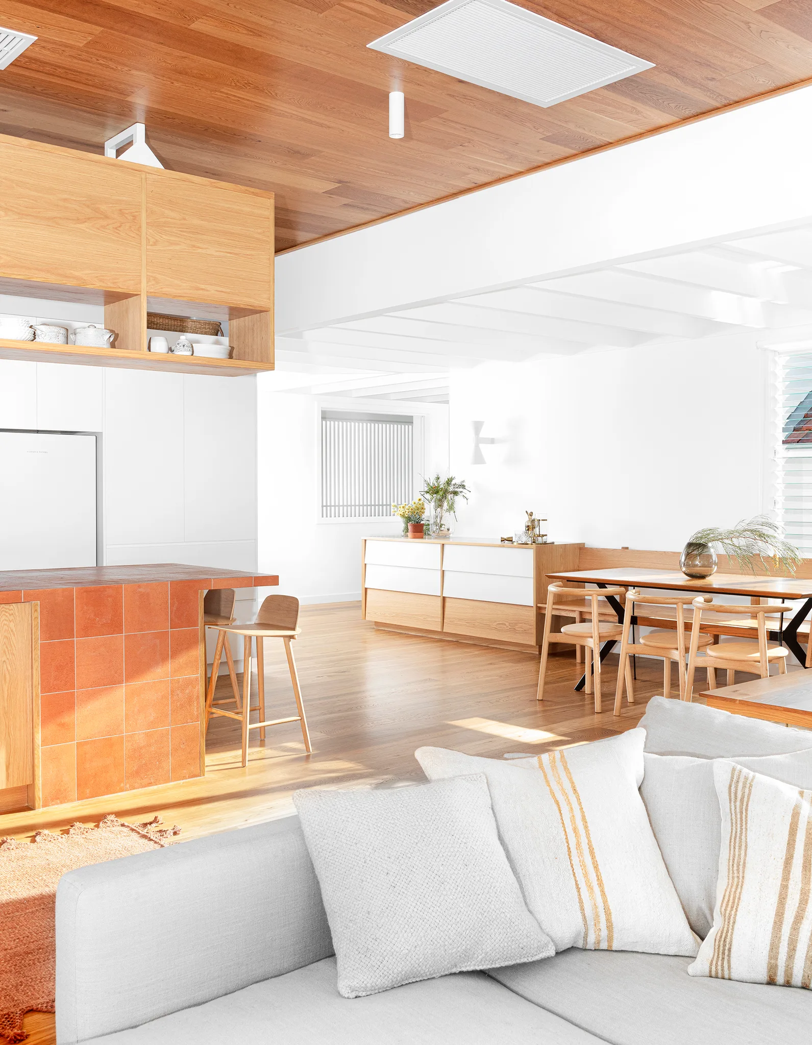 A renovated 1950s Queenslander with a luminous extension