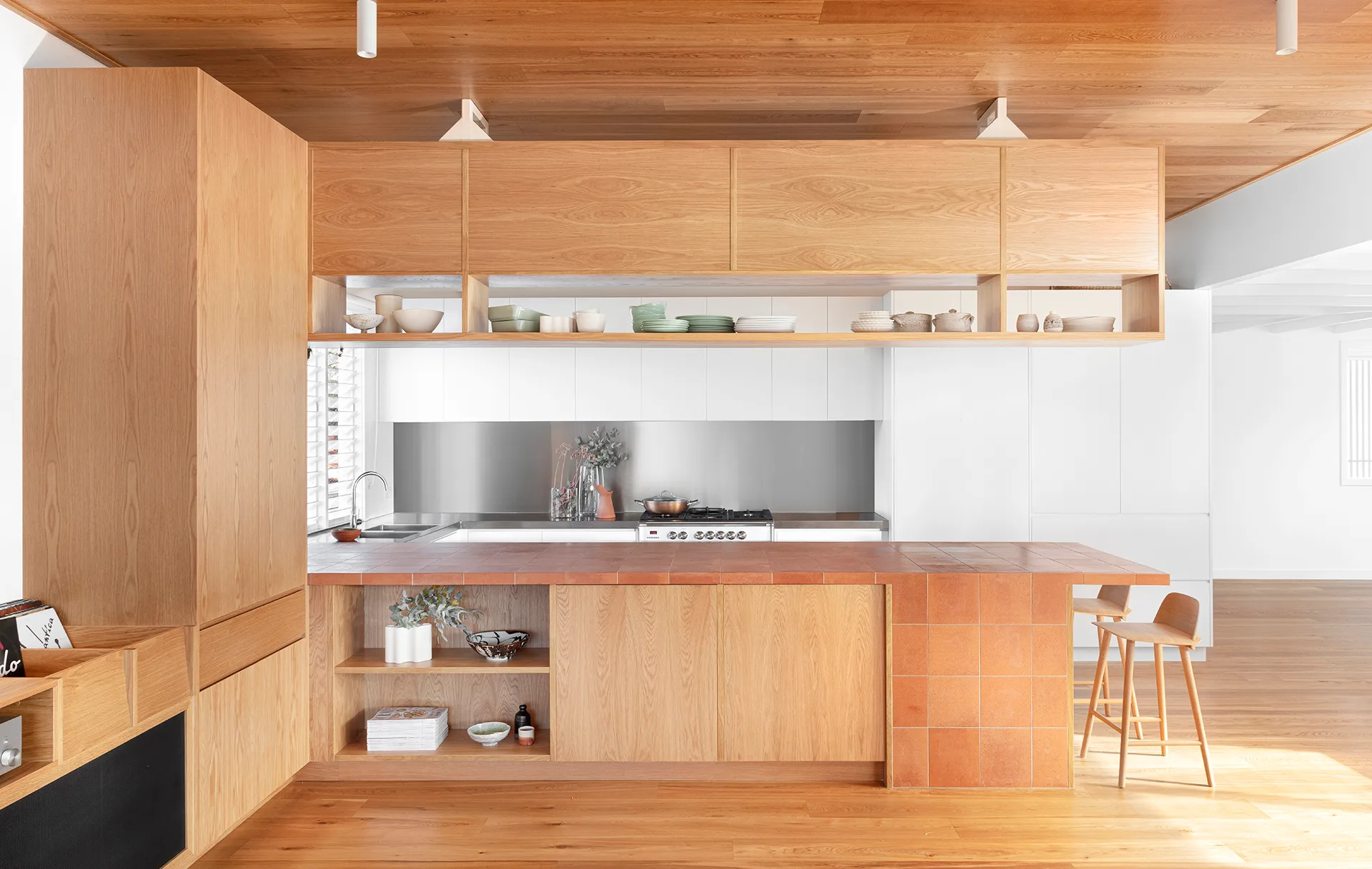 A renovated 1950s Queenslander with a luminous extension