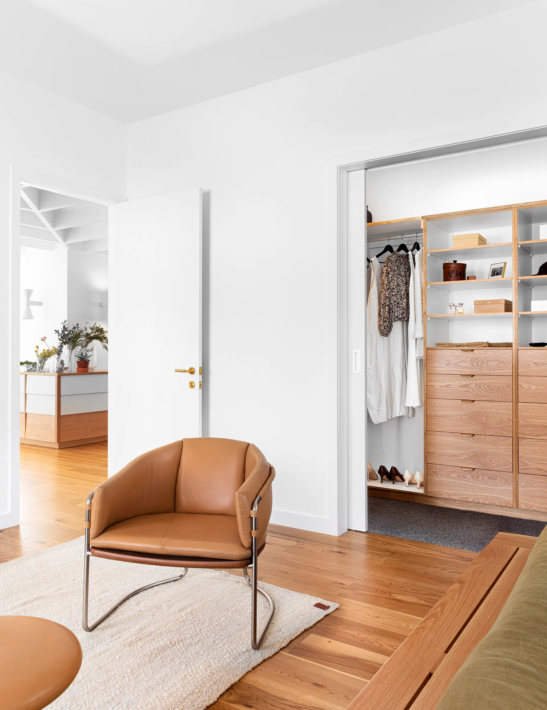 A renovated 1950s Queenslander with a luminous extension