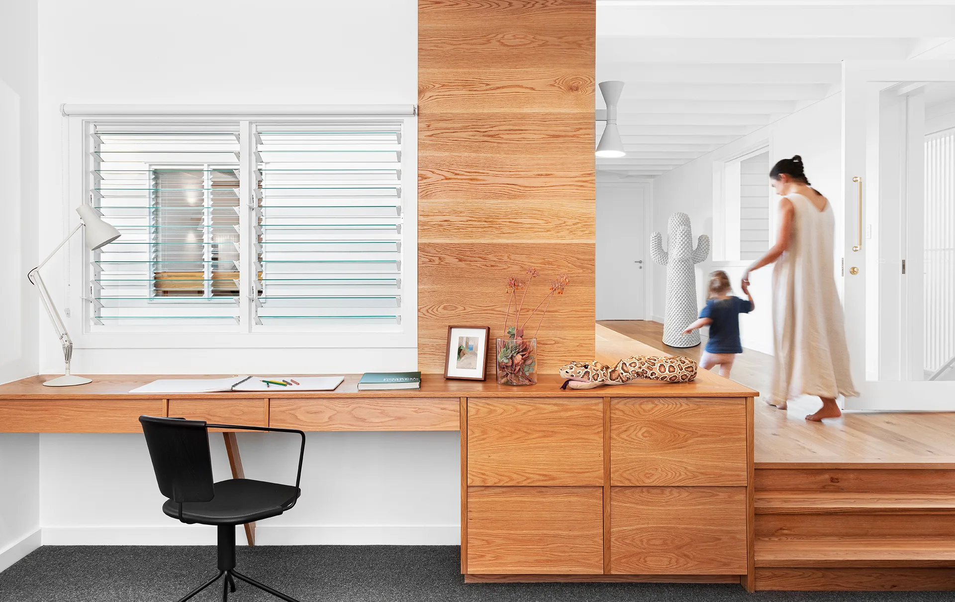 A renovated 1950s Queenslander with a luminous extension