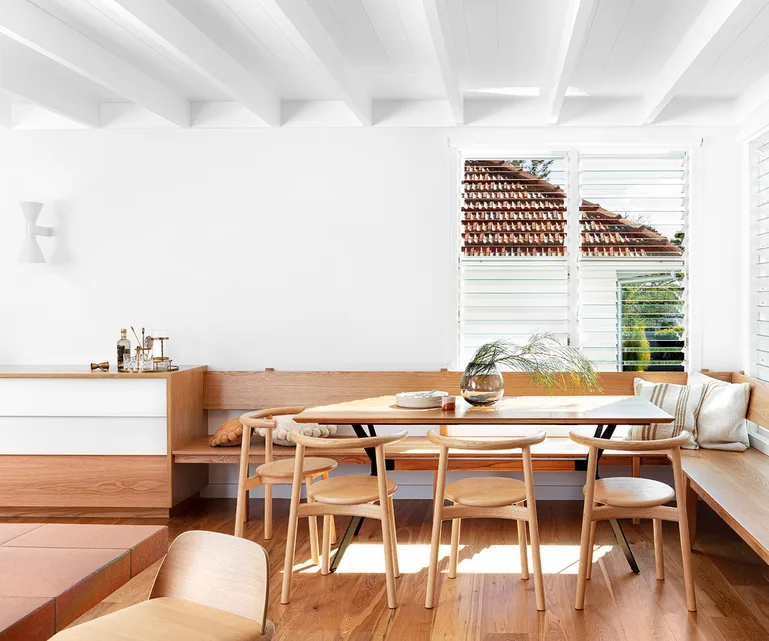 A renovated 1950s Queenslander with a luminous extension