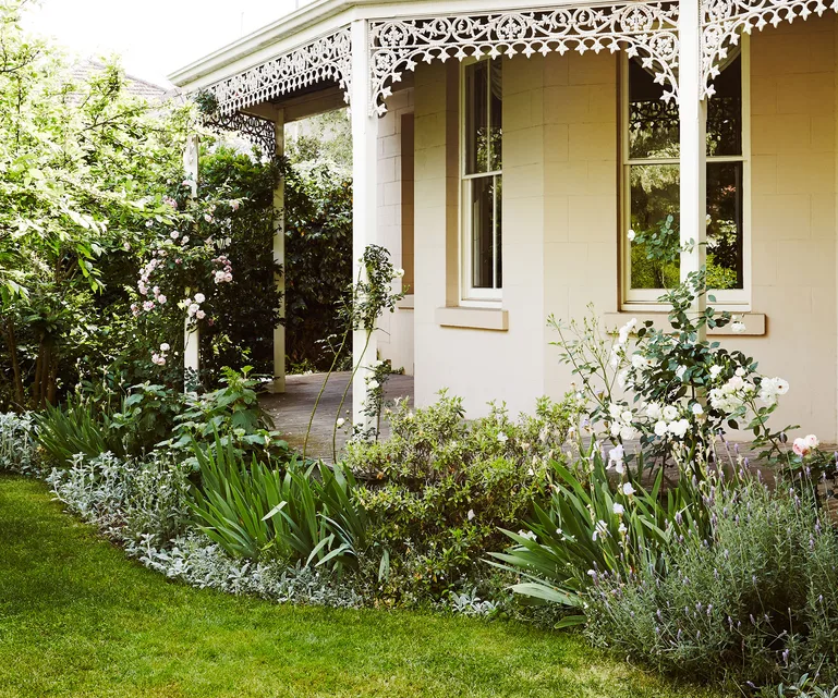 Flower bed design ideas: 8 examples to inspire