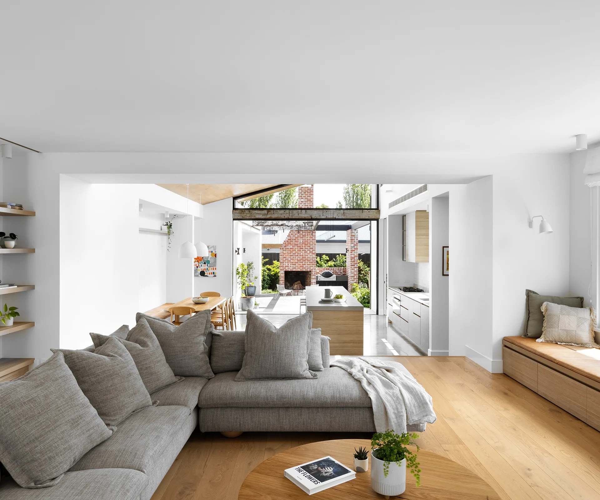 A weatherboard cottage's modern extension in Melbourne