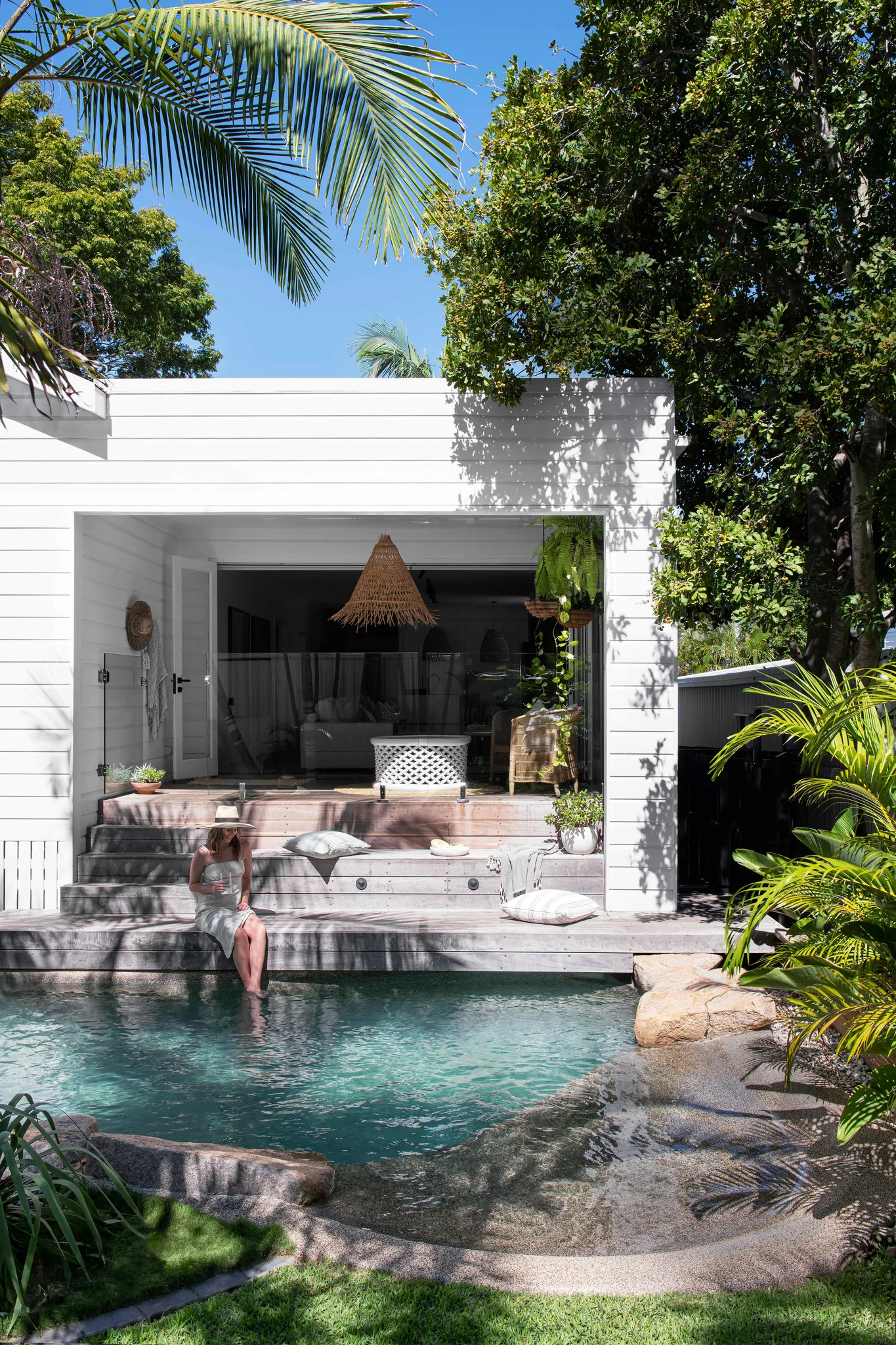 Swimming pool decks: 11 design ideas