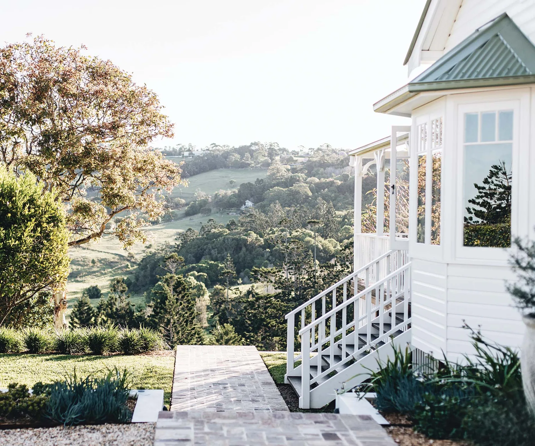 Glenfernie Farm: a white weatherboard cottage in Byron