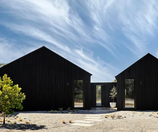 A contemporary black barn in Strathfieldsaye, VIC