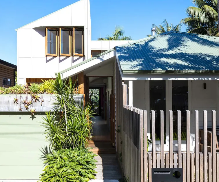 An Eco-Friendly Beach House On The Northern Beaches