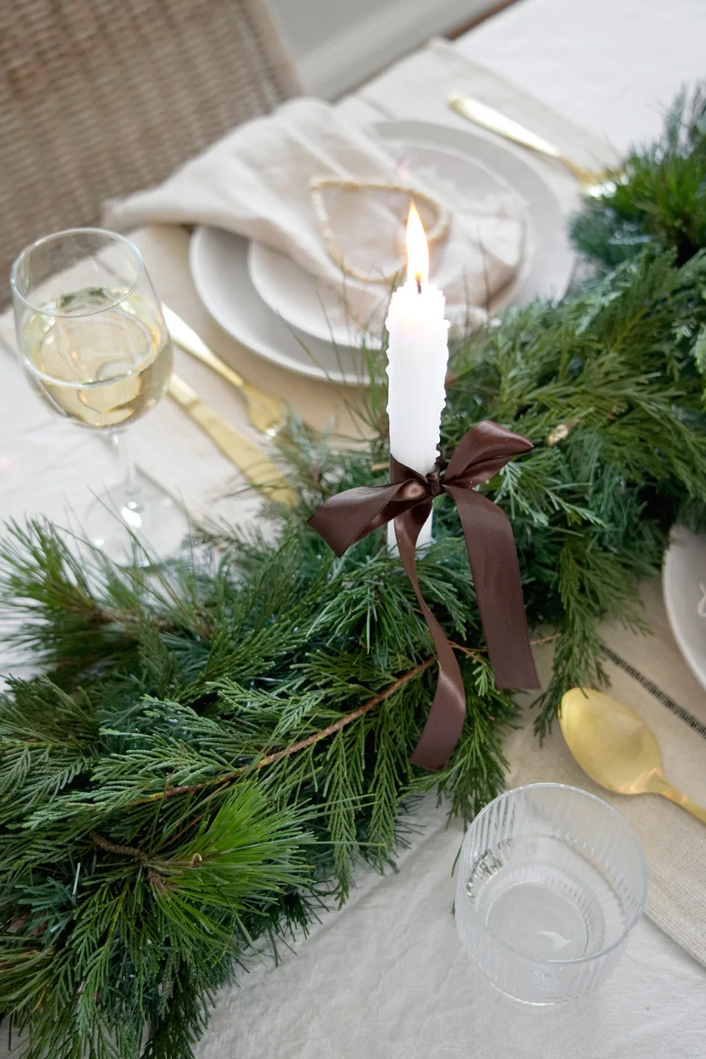 A $2 Pool Noodle Table Runner To Make At Christmas